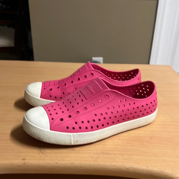 Native Jefferson | Shoes | Native Jefferson Pink Water Shoe Sz J5 ...